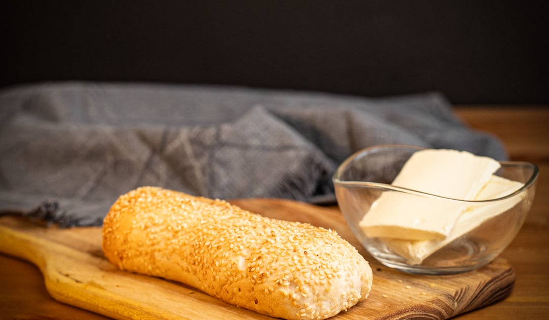Fin baguette toppet med sesamfrø | Glutenfrihuset
