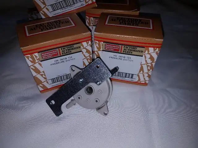 Carrier Pressure Switch HK06NB124 | Canadatec