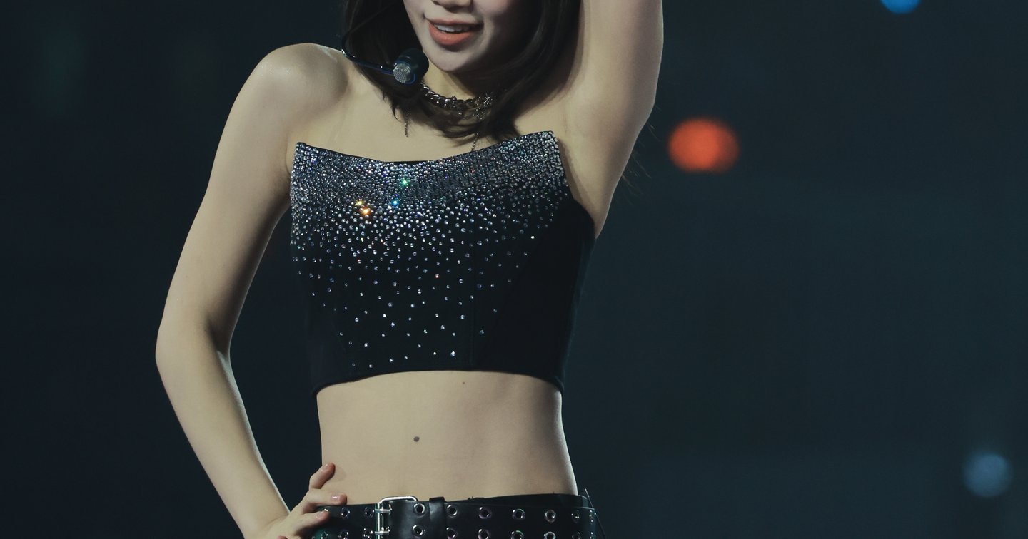 251225 Chaewon 1281 pics | Kpop Data