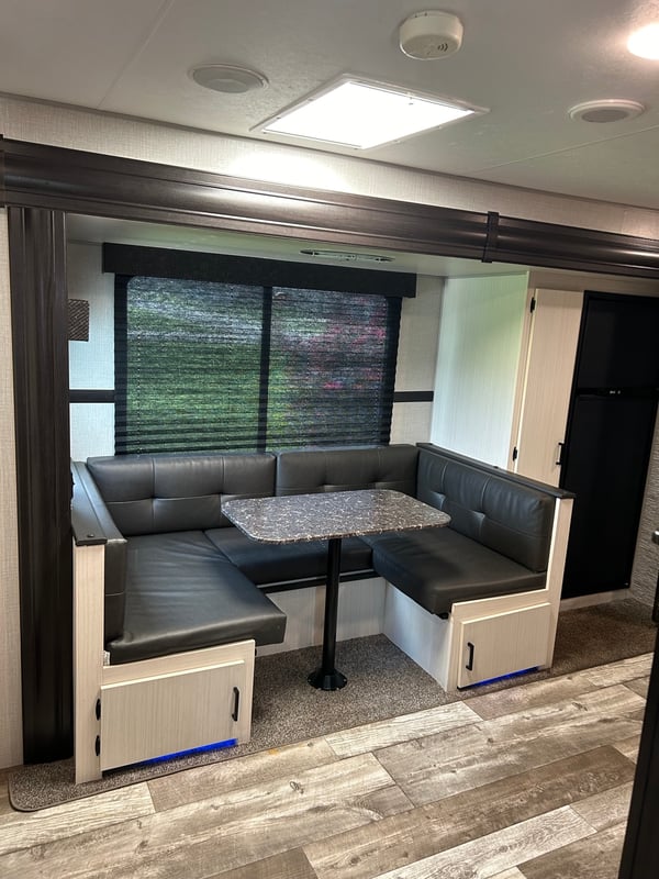 Venture Stratus | Lightning RV Rentals