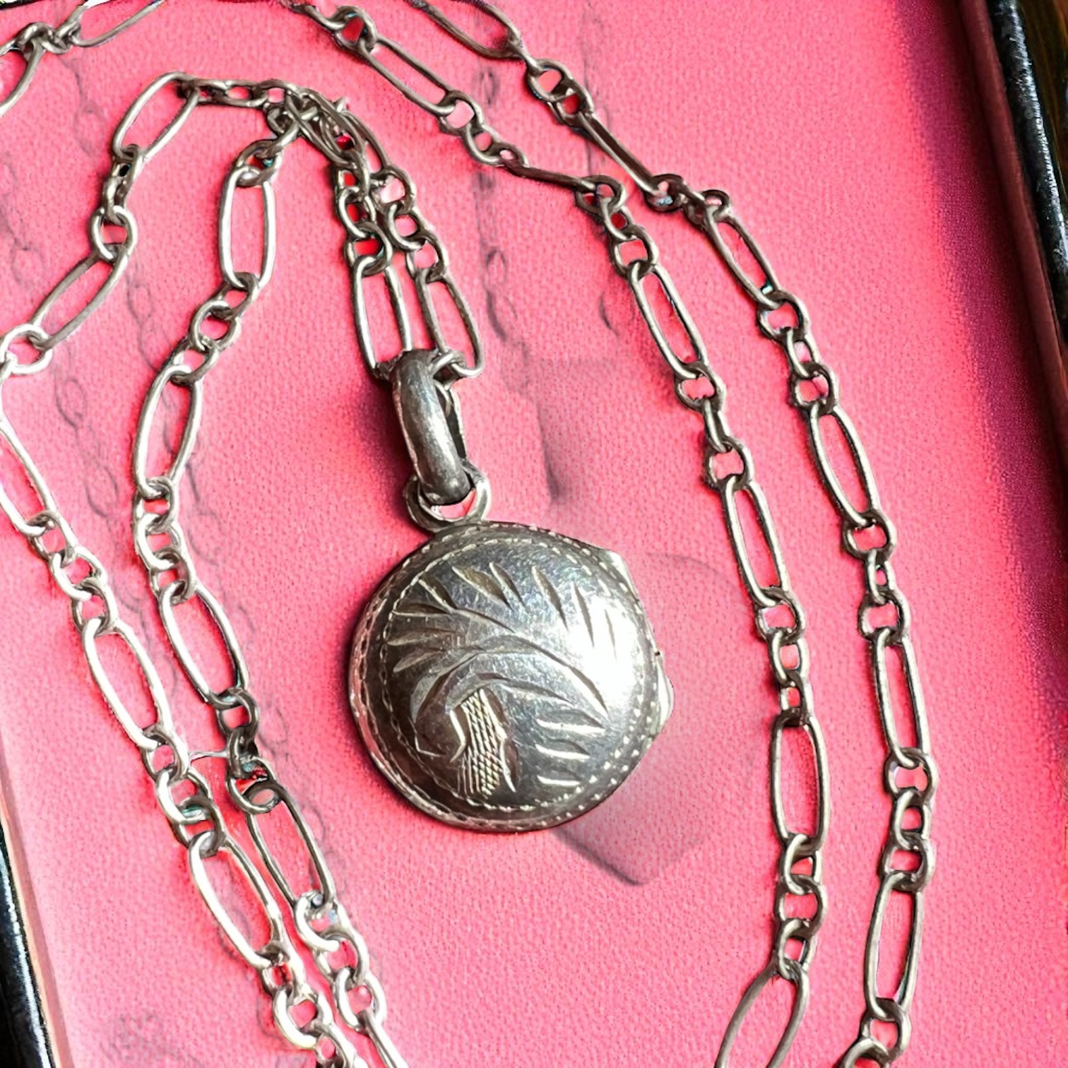 Vintažinis Sidabrinis apvalus locket pakabukas su grandinėle | Dionka