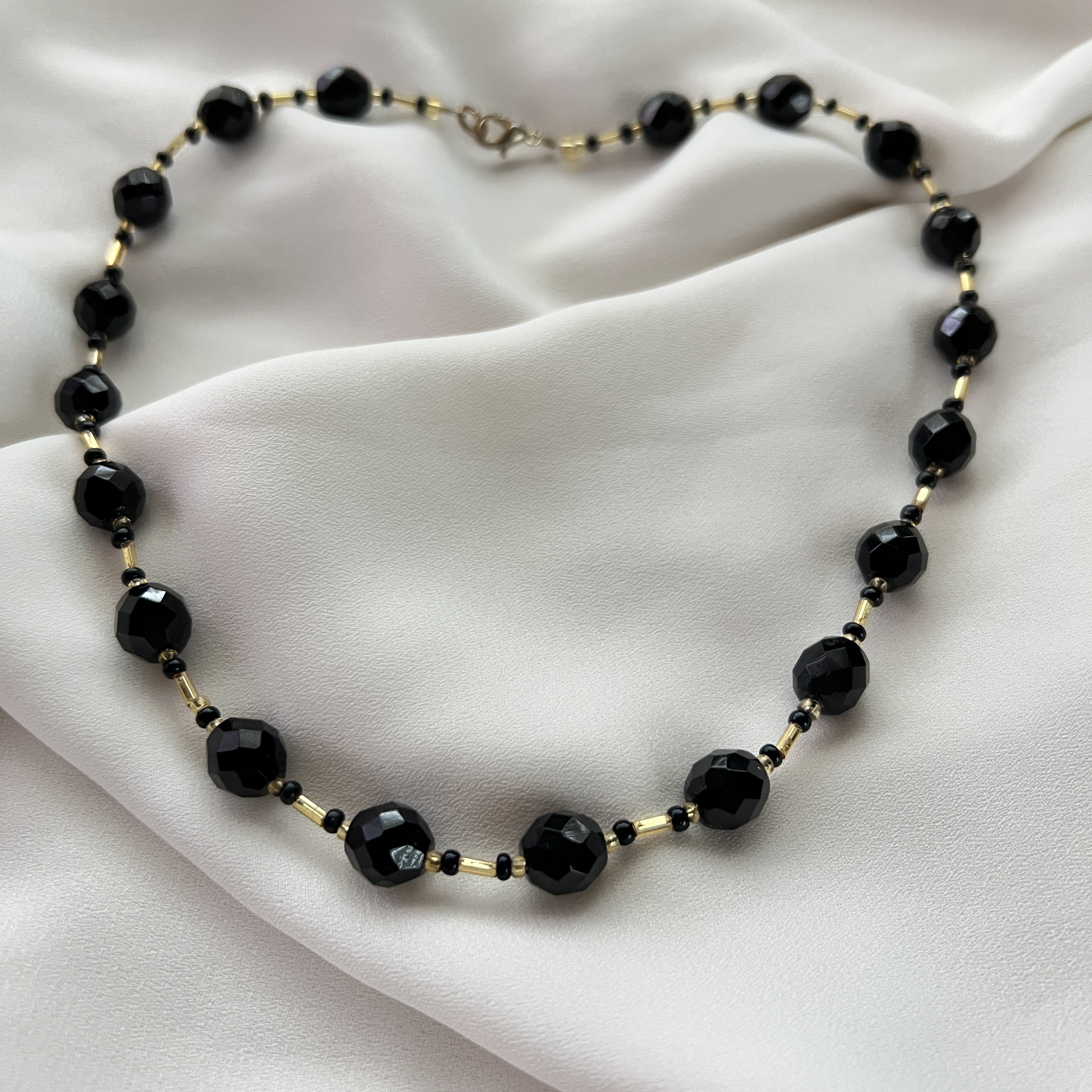 Vintažinis juodų kristalų kaklo papuošalas | Dionka