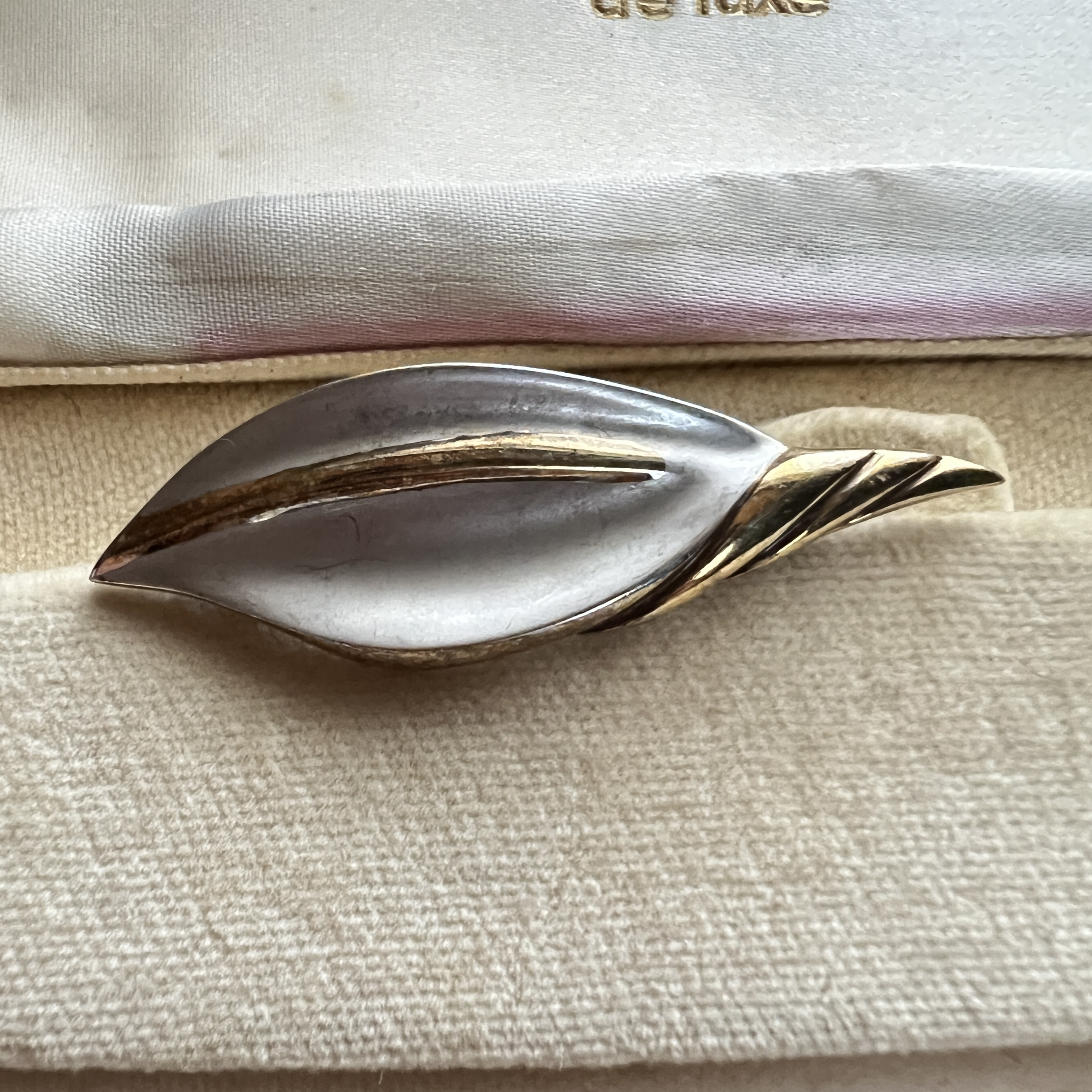 Auksinė vintažinė sagė lapelis | Dionka