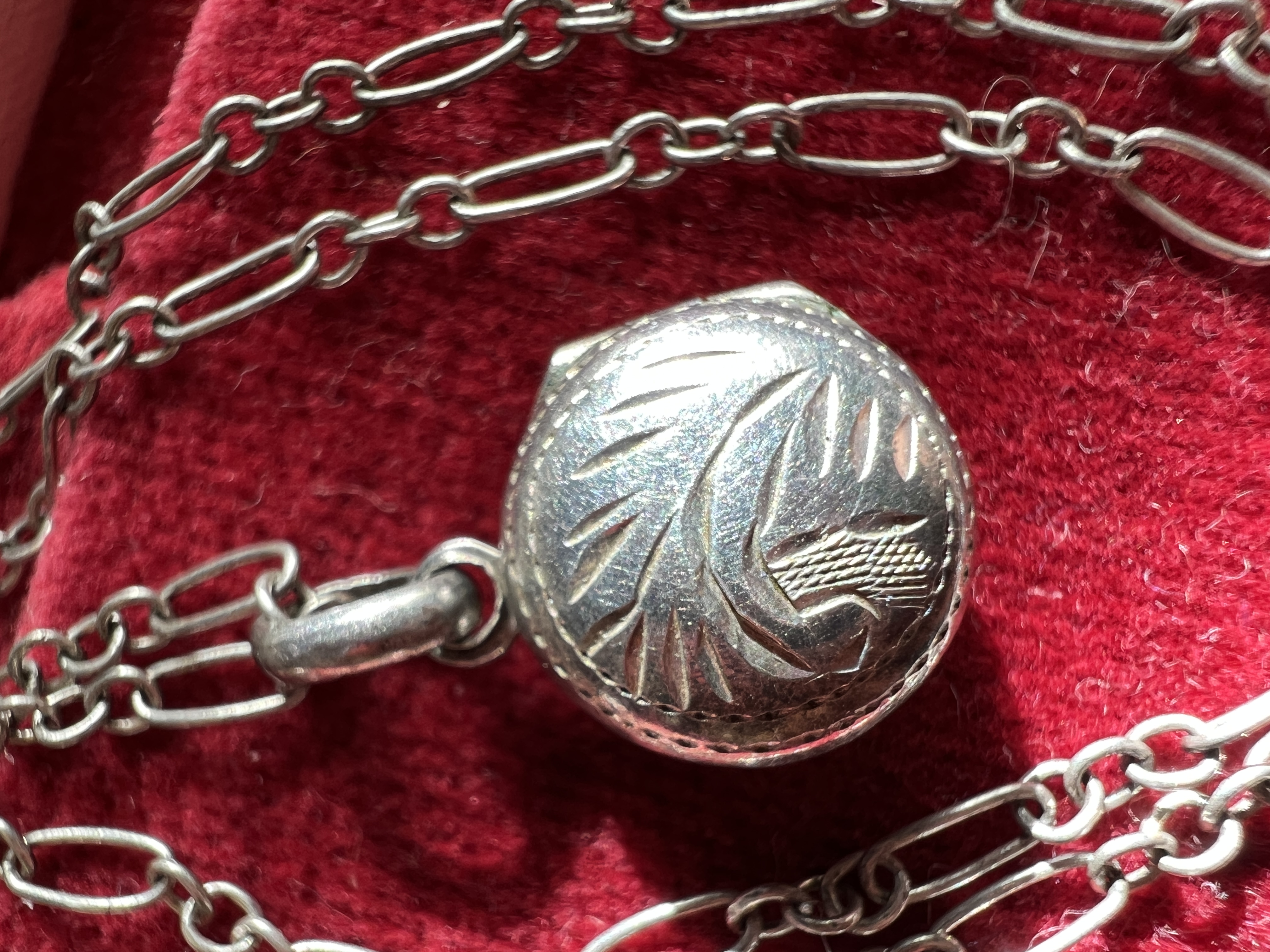 Vintažinis Sidabrinis apvalus locket pakabukas su grandinėle | Dionka