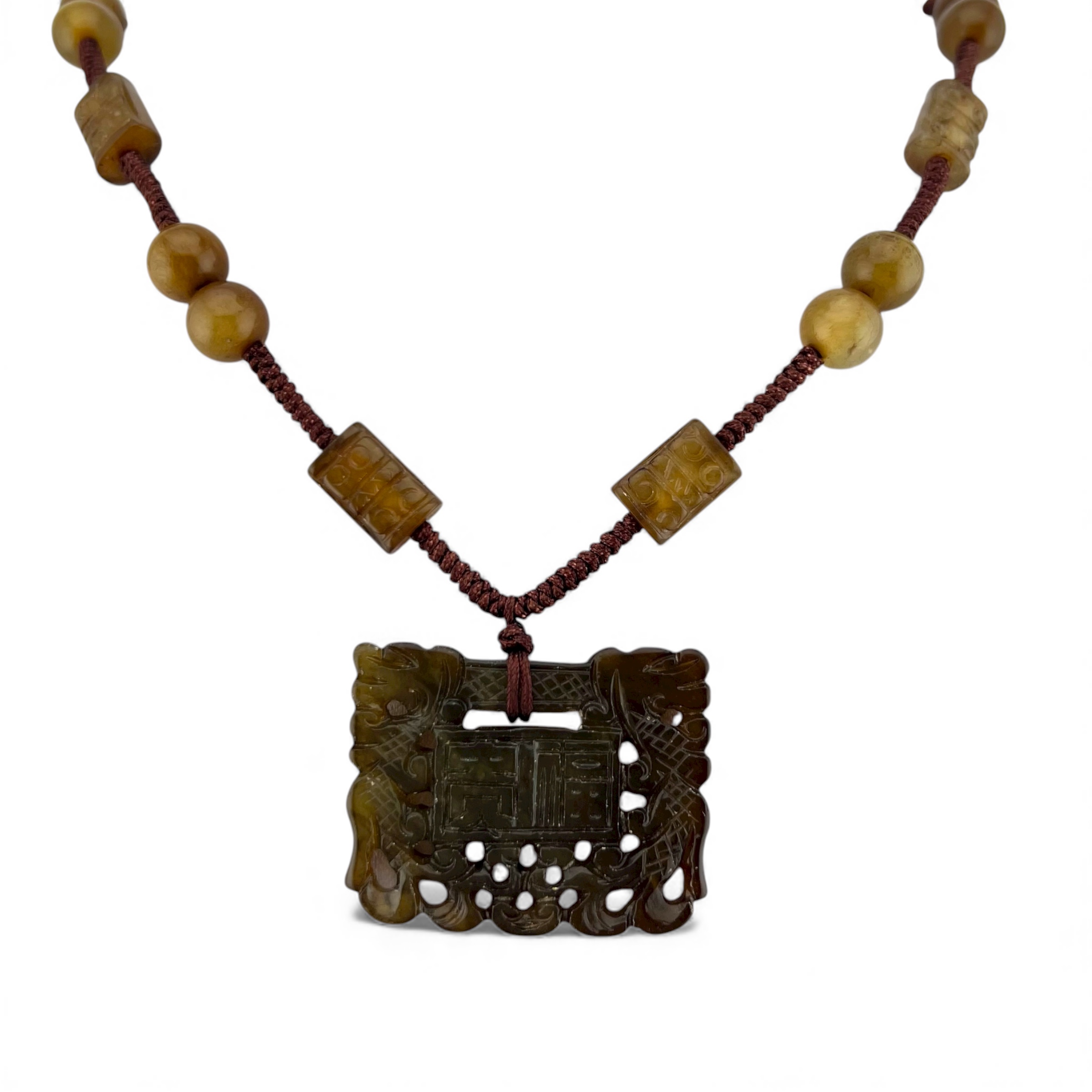 Vintažinis jado kaklo papuošalas su raižytu pakabuku ir karoliukais ...