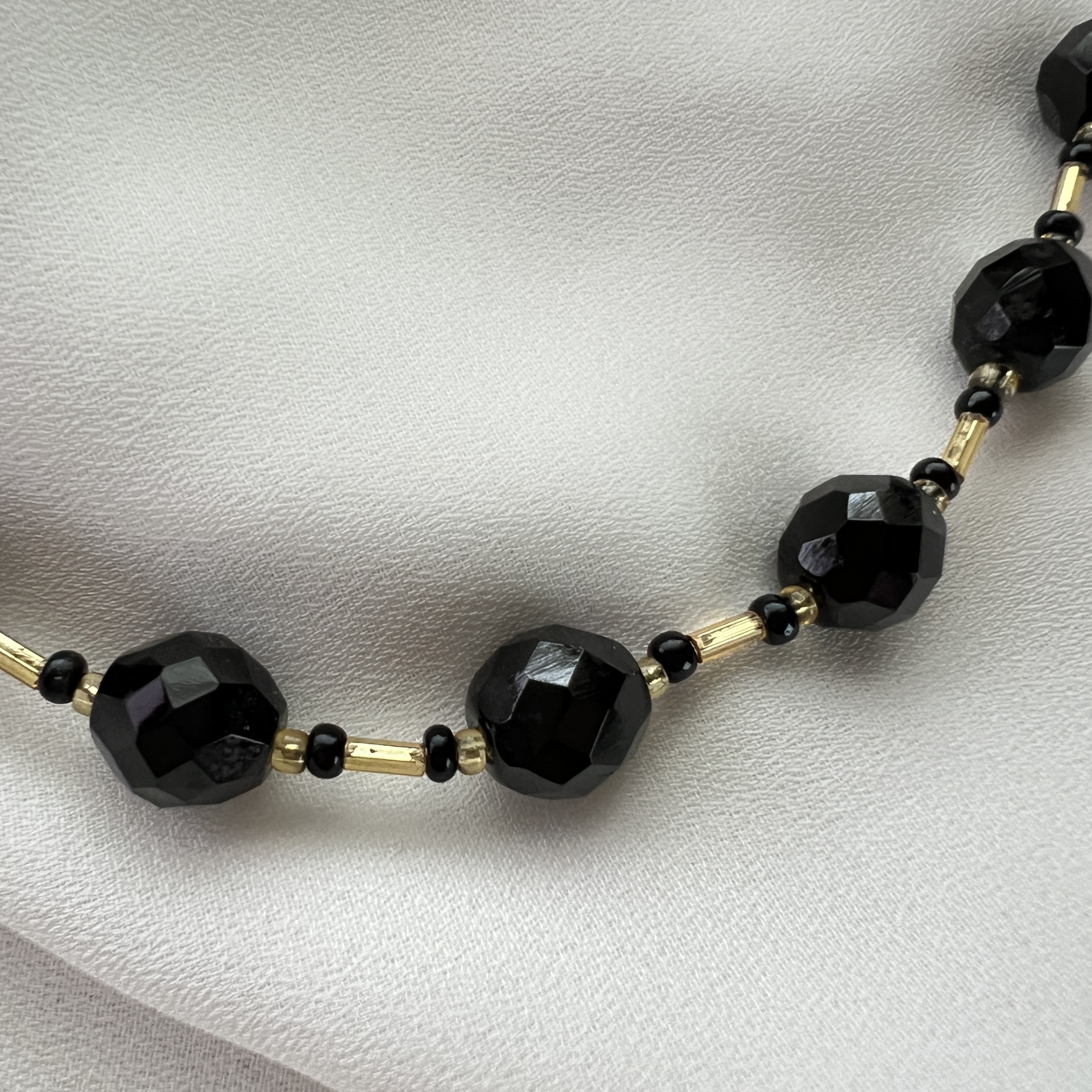 Vintažinis juodų kristalų kaklo papuošalas | Dionka