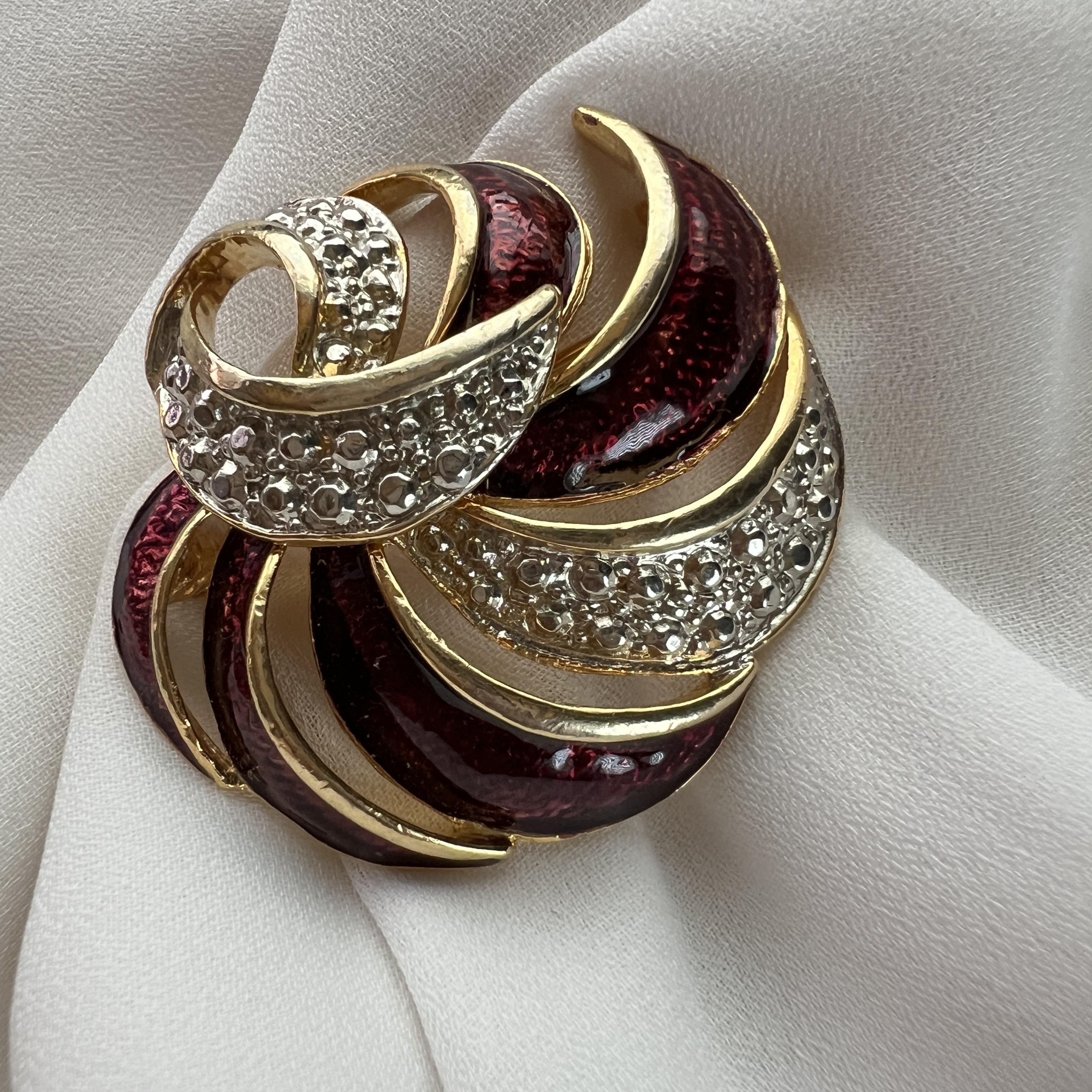 Vintažinė raudono emalio segė – 1980s glam klasika | Dionka