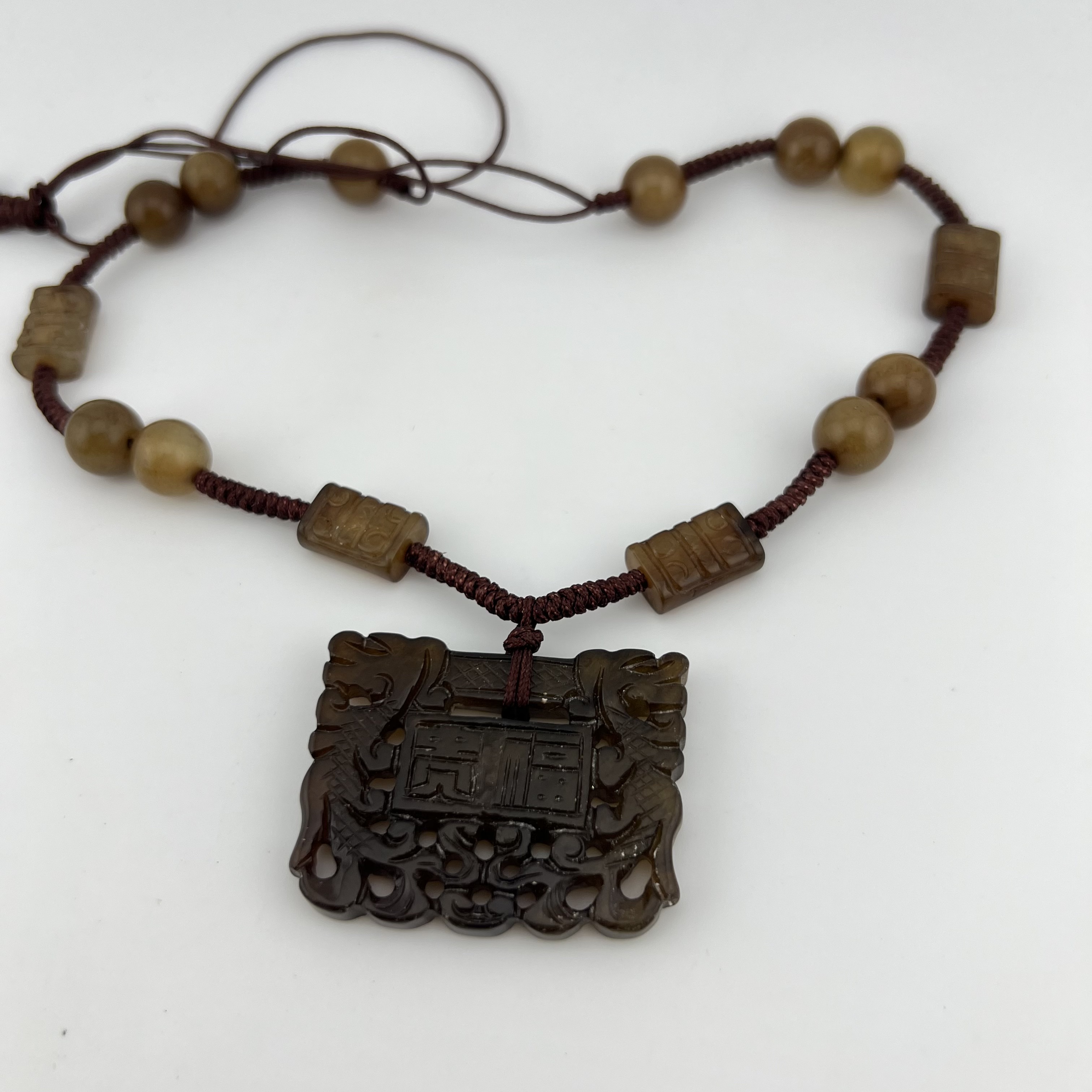 Vintažinis jado kaklo papuošalas su raižytu pakabuku ir karoliukais ...